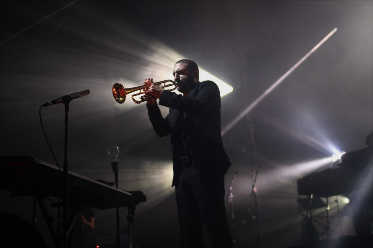 Ibrahim Maalouf en rouge et noir - Fragil - Magazine Nantais, culture ...